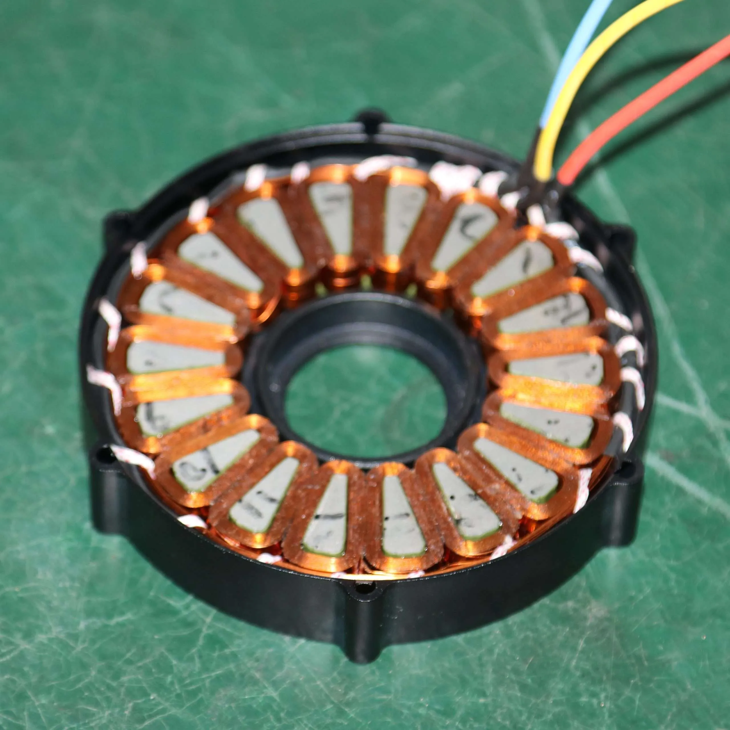 High-efficiency axial flux hub motor with laminated stator core and ...